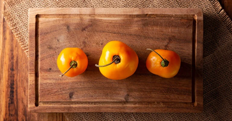 Manzano Pepper - All about Heat, Flavor, Uses, Substitutes 🌶️